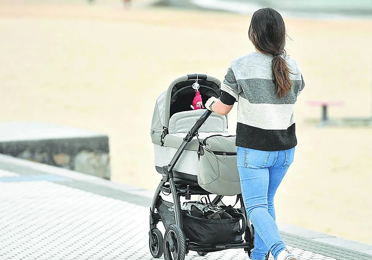 Bokep kontol gede mona is a C-Milf accessible on short